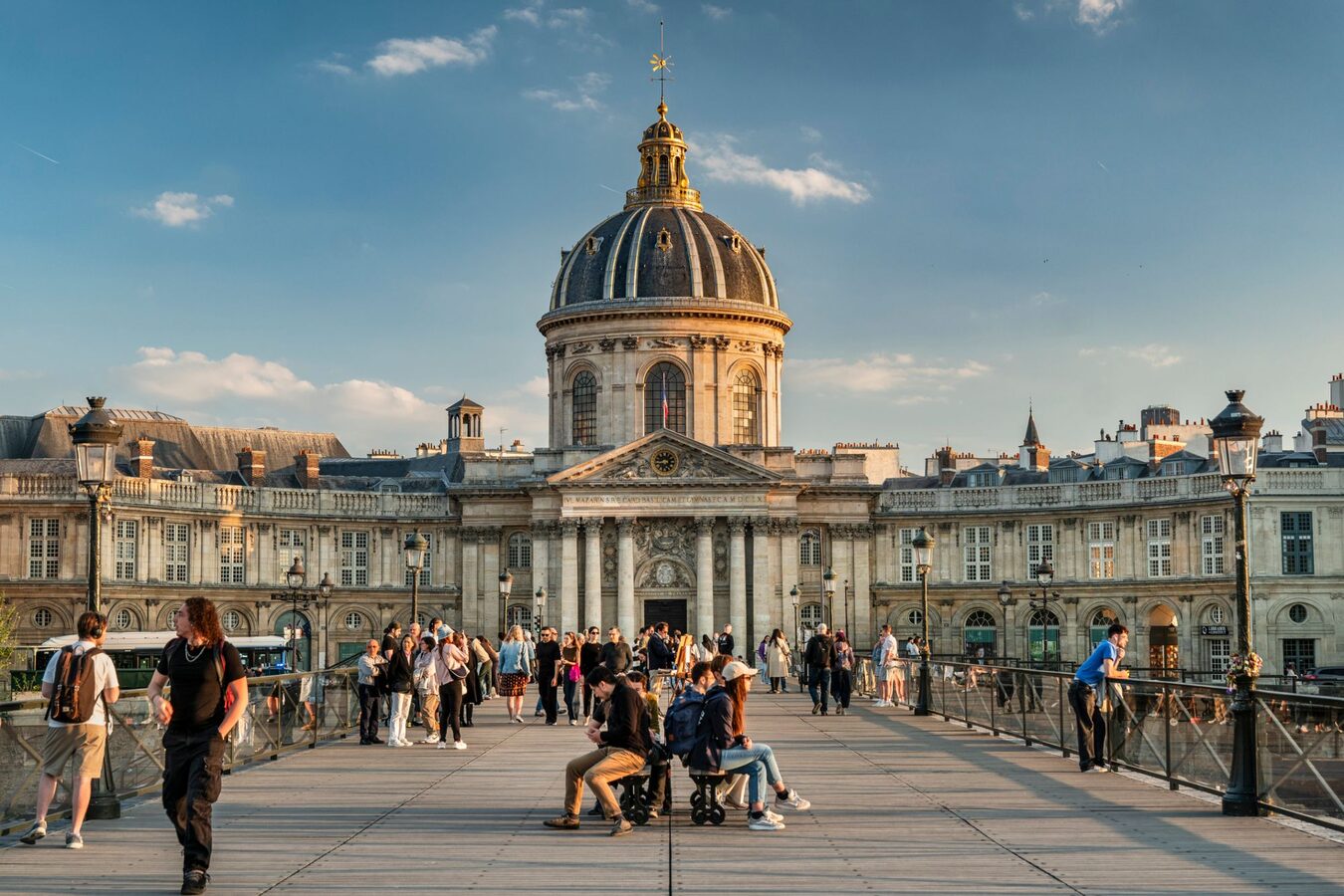Installation : la Caverne du Pont Neuf par JR - Hommage Christo - Paris ...